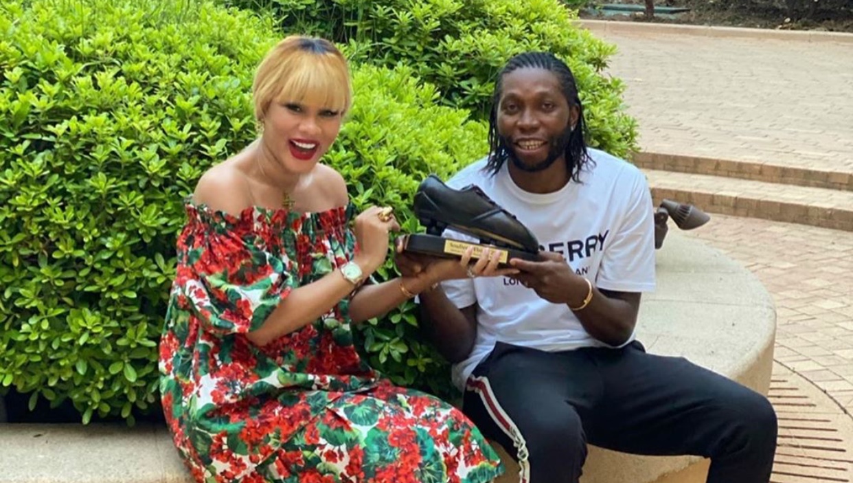 Dieumerci Mbokani Et Sa Famille - Management And Leadership