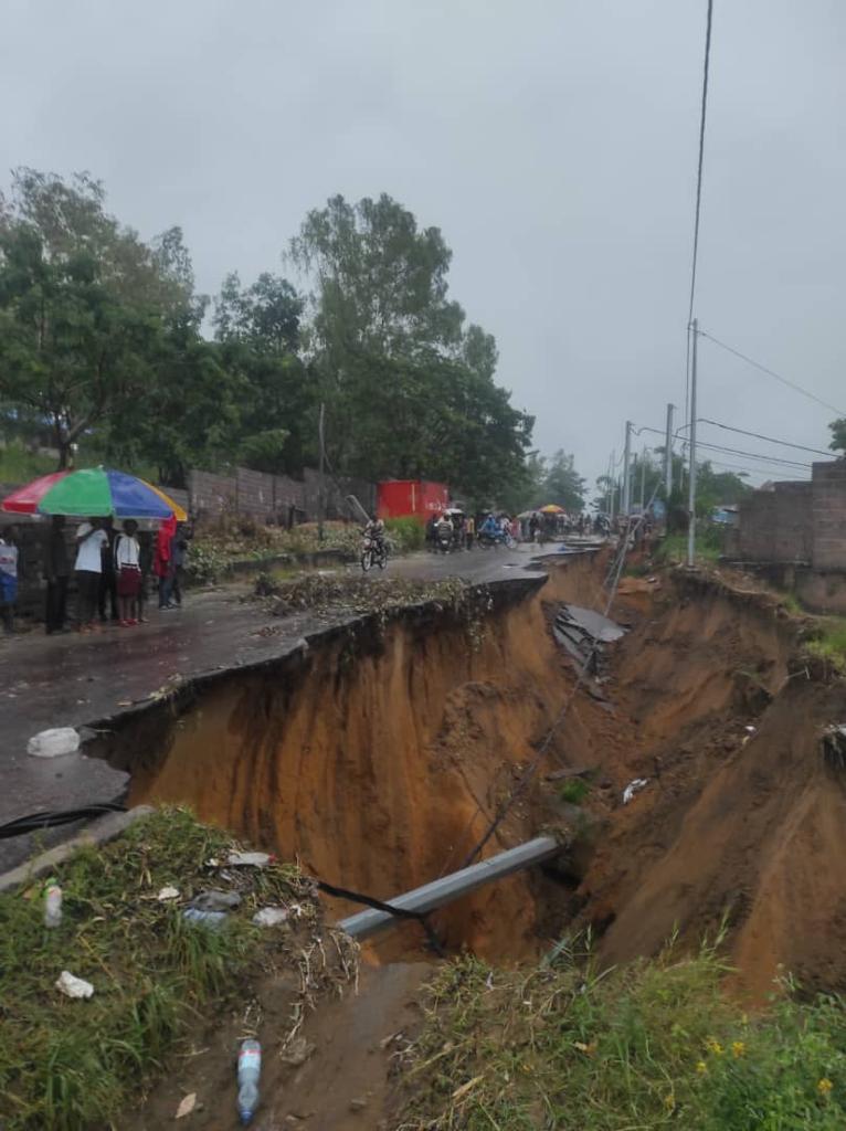 Kinshasa : Une érosion coupe en deux la route menant vers l’Unikin – Mbote