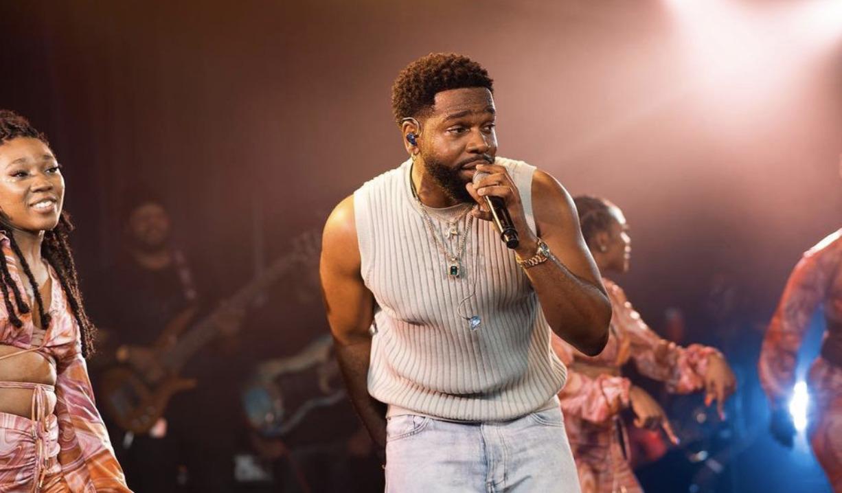 Tayc : son geste sur le drapeau Burkinabè fait polémique - Mbote