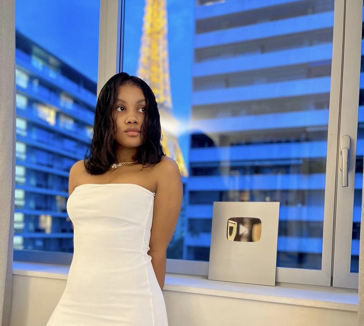 Rebo Tchulo reçoit sa plaque YouTube Silver pour 100000 abonnés – Mbote