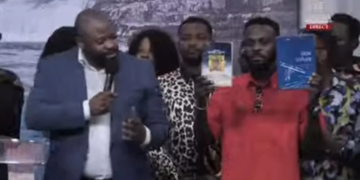 Le Pasteur Moise MBIYE offre une bible à Heritier Watanabe et à chaque ...