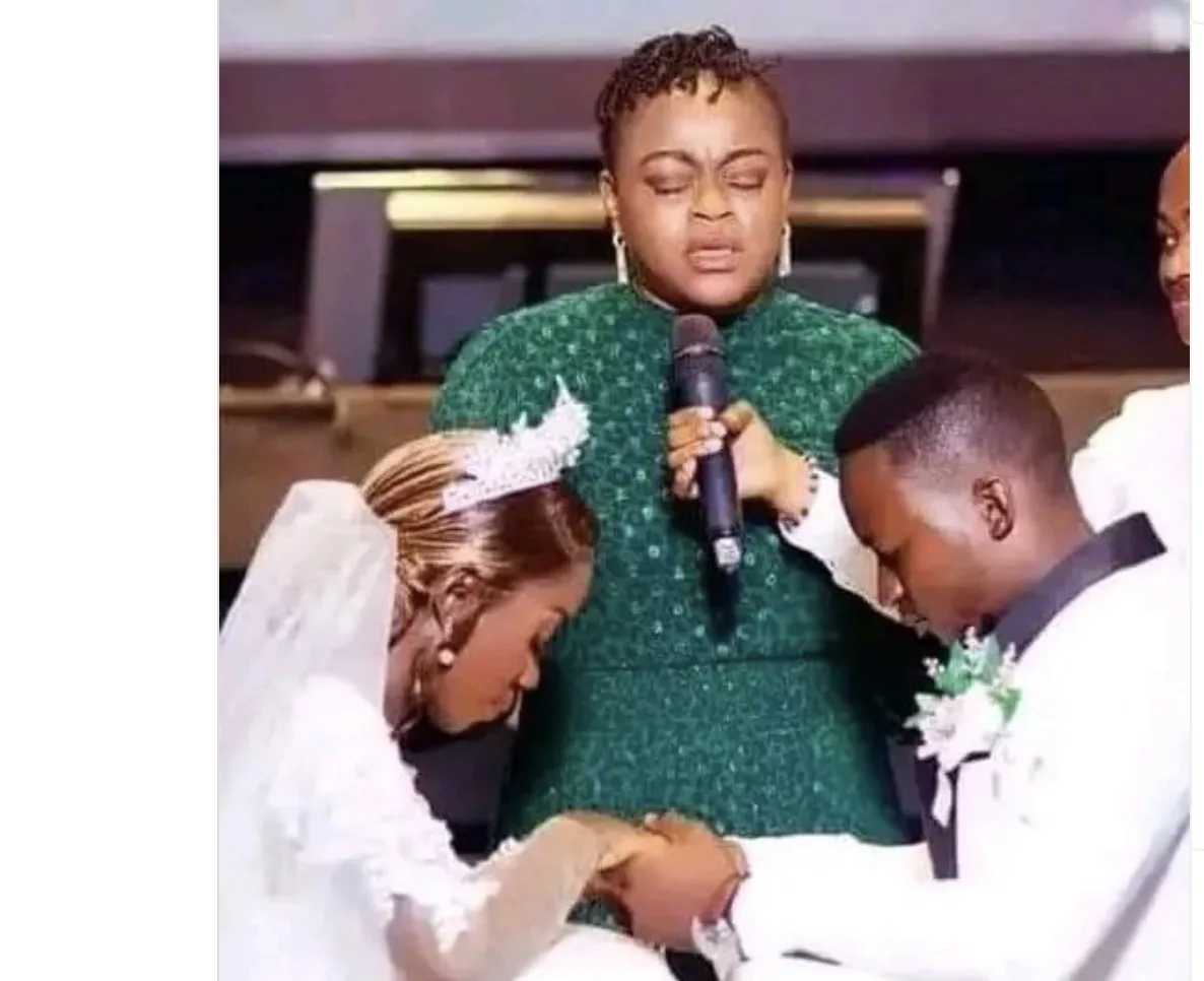 La photo de Nadège Mbuma Bénissant un mariage fait débat, le pasteur ...