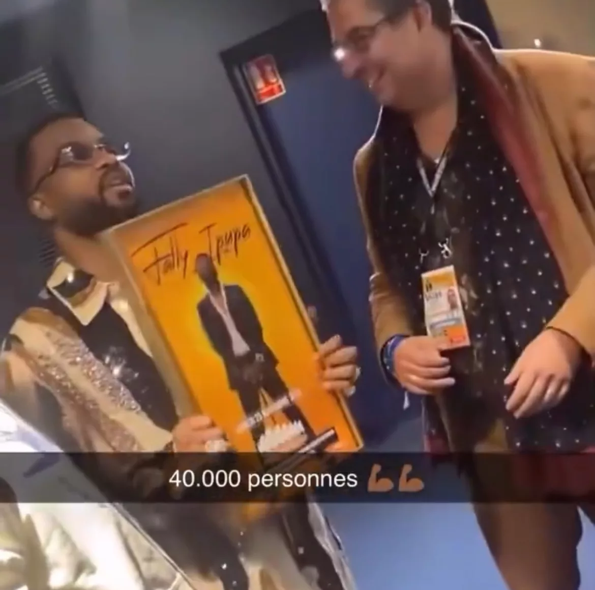 Pour avoir vendu 40000 places, Fally Ipupa reçoit sa plaque d’or après ...