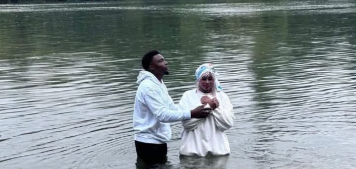 Nathalie Makoma baptisée en France chez le frère Jonathan Gambela, après son retour dans le ...