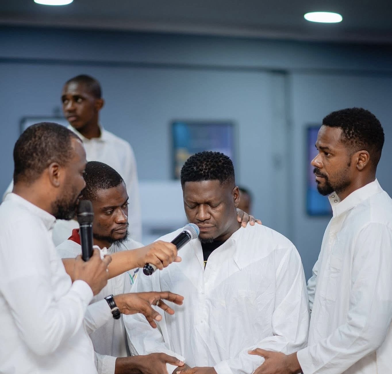 Le rappeur Poison Mobutu se tourne vers la foi après son baptême à Kinshasa - Mbote