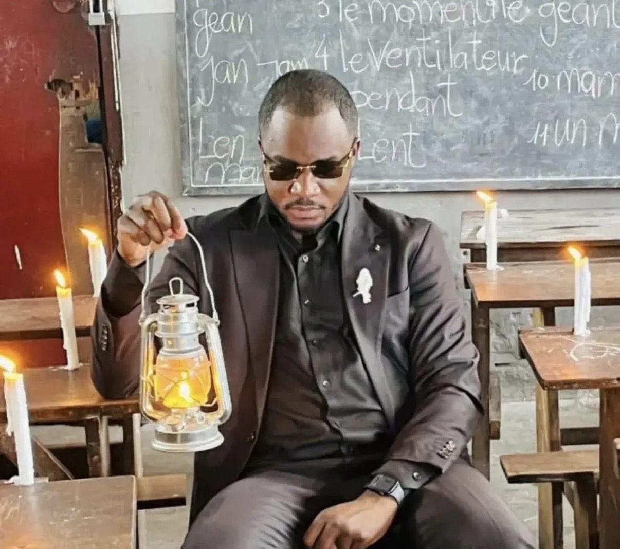 Michel Bakenda en tournage d’un clip hommage l’enseignante Bobette ...