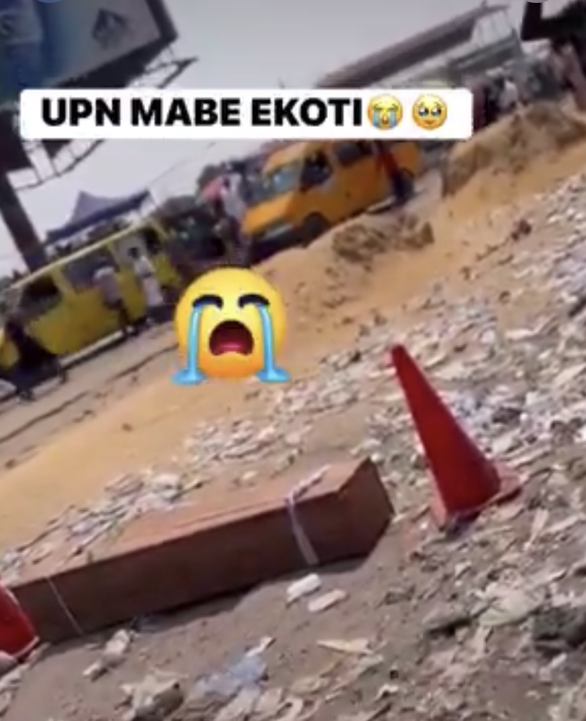 Kinshasa - UPN : des cercueils abandonnés non loin du rond point - Mbote