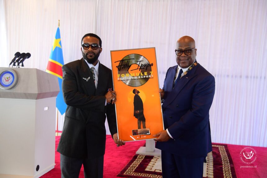 Fally Ipupa offre au Président Tshisekedi un disque de platine export ...